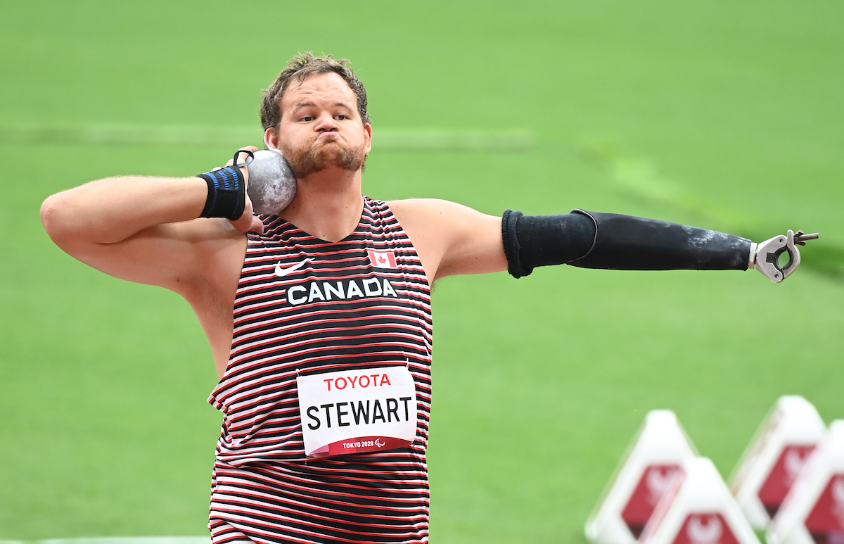 Le lanceur de poids Greg Stewart remporte la deuxième médaille d'or ...